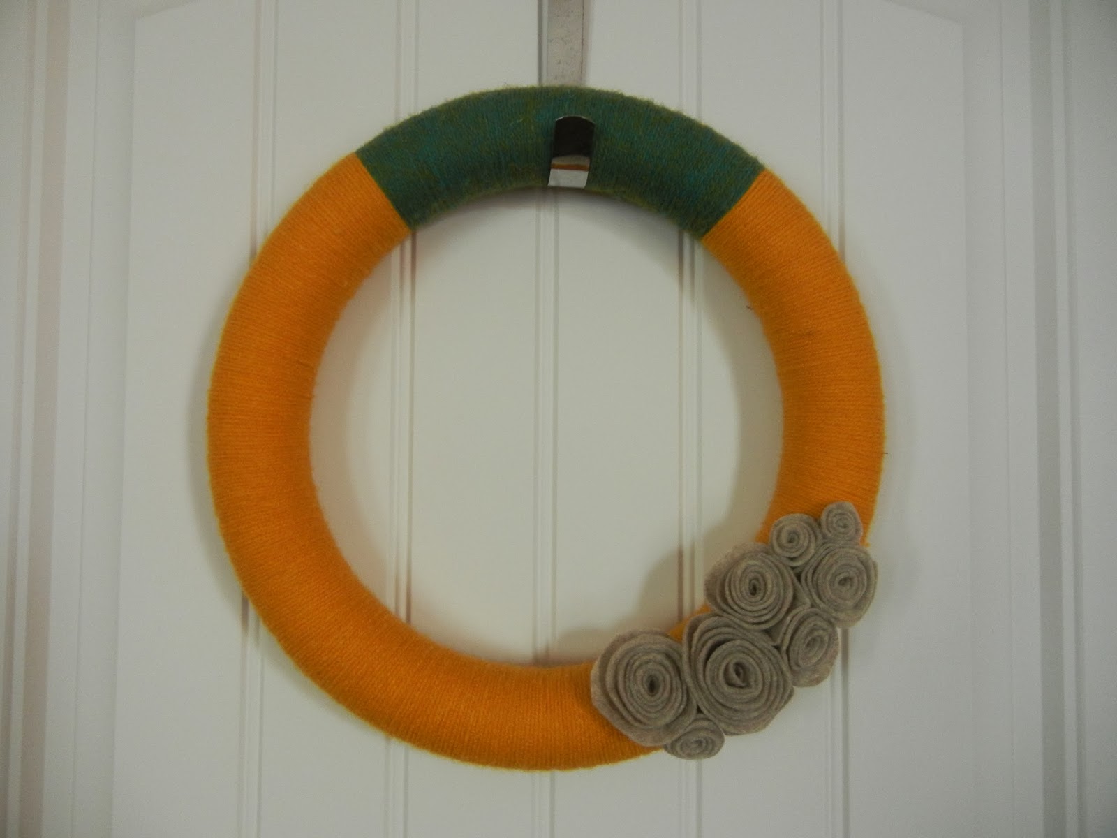 DIY Yarn Wreath With Felt Flowers Tutorial – Intensely Distracted